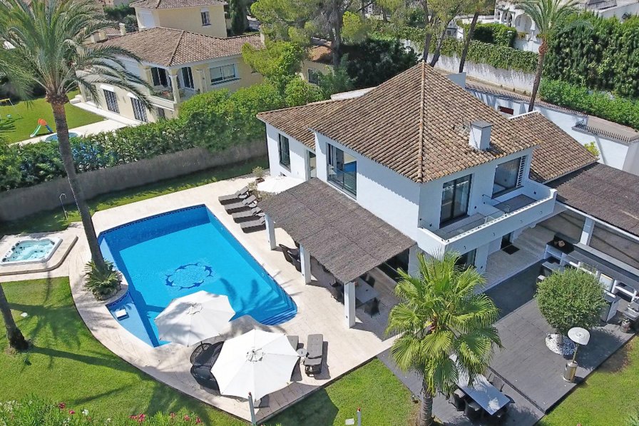 Modern villa, 5 bedrooms, sleeps 12, private pool, Jacuzzi ...
